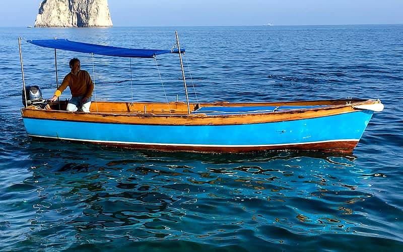 Noleggiare una barca tipica a Capri - Prenota online